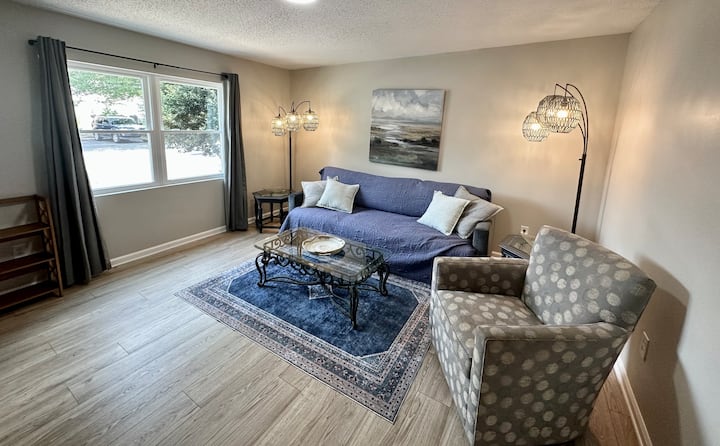 Blackout Shades, Washer & Dryer, 2 Smart Tv, Desk - Hickory, NC