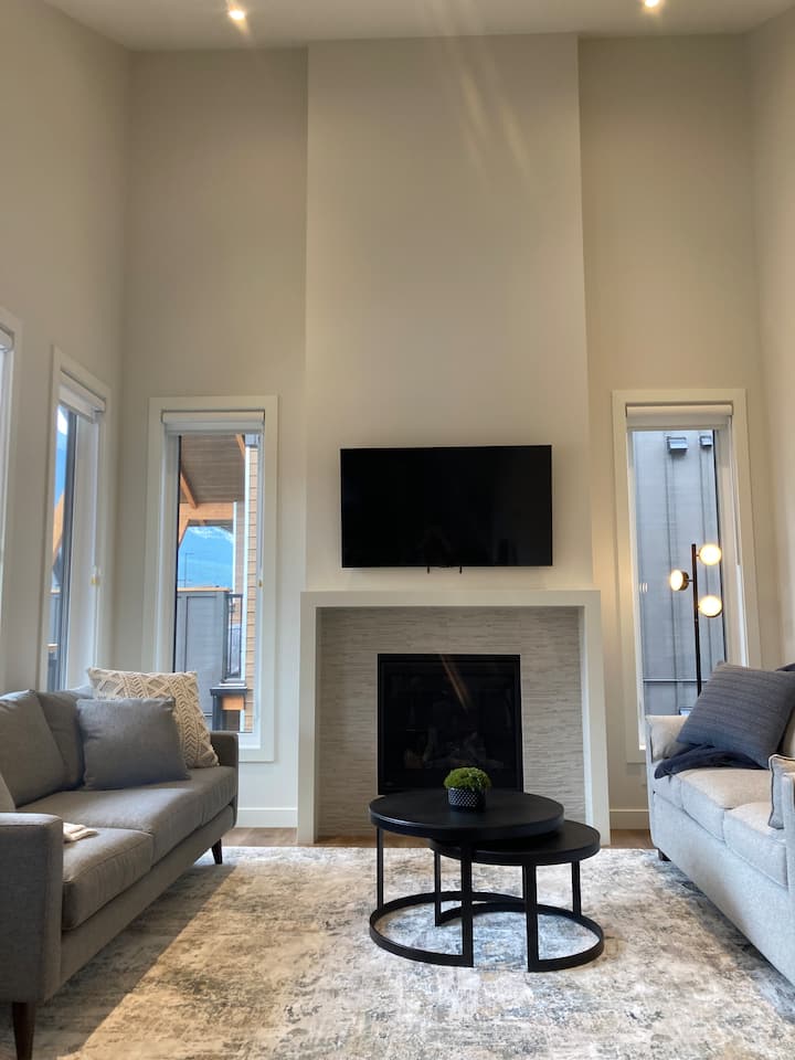 Beautiful New Mountain Loft With Garage Parking - Canmore