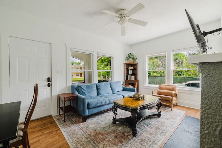 Simple, Clean Two Bedroom Apt Walk To Stetson (#3) - DeLand, FL