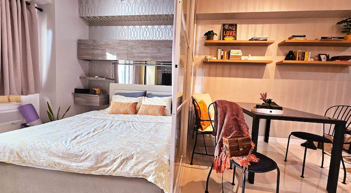 Cozy & Work-friendly 65"tv+parking @Mckinley Bgc - Taguig