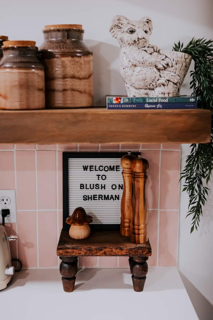 Blush On Sherman | Chic Basement Near Gage Park - 해밀턴