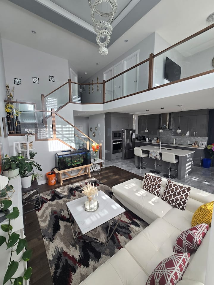 Home In West Edmonton    4 Bdr & 2.5 Bathrooms - Edmonton