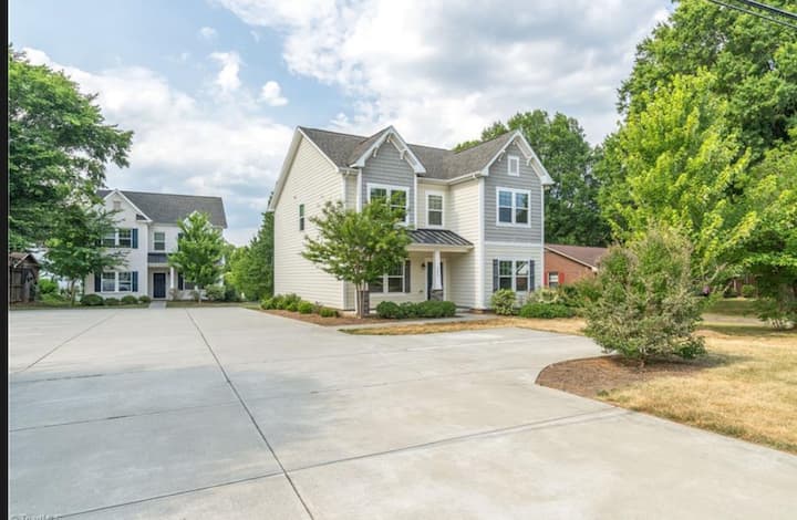 Wake Forest University - 0.3 M From Campus #1 - Winston-Salem, NC