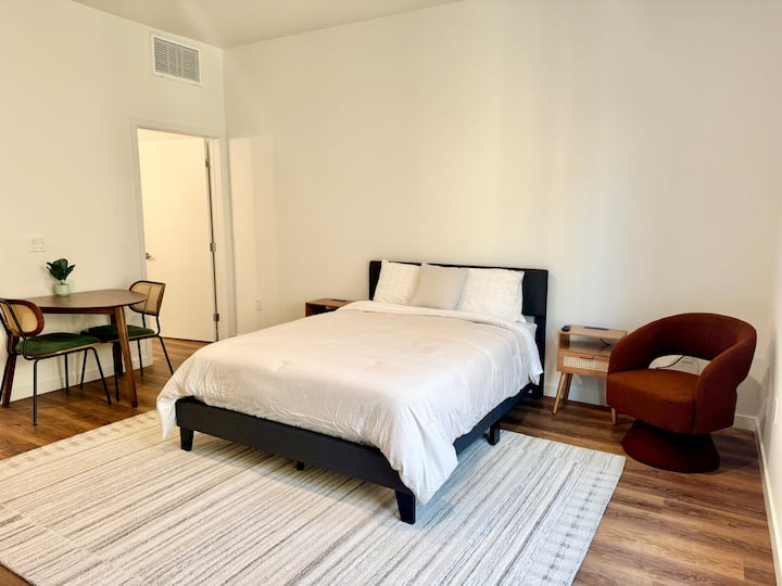 New Stylish Ktown Studio W/gym, Parking & Rooftop! - Little Tokyo - Los Angeles