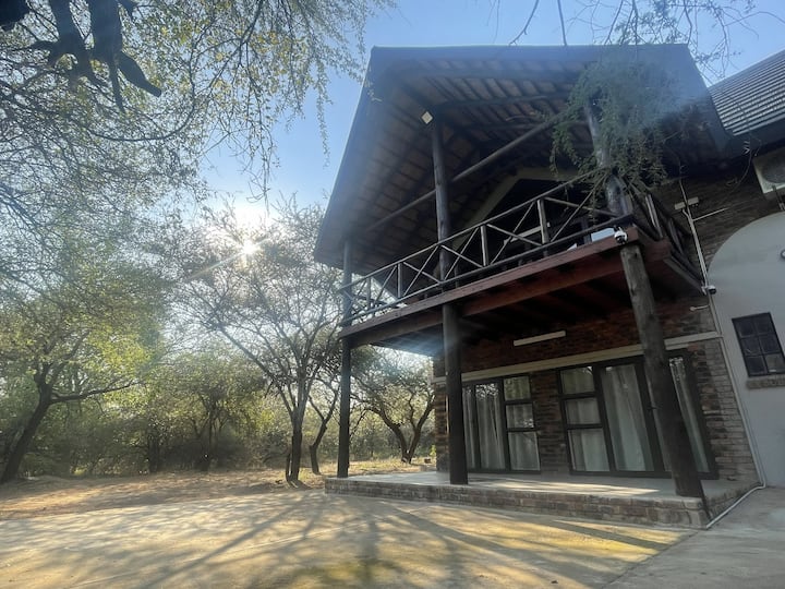 Elijara - 4 Bedroom Holiday Home(8 Sleeper) - Marloth Park