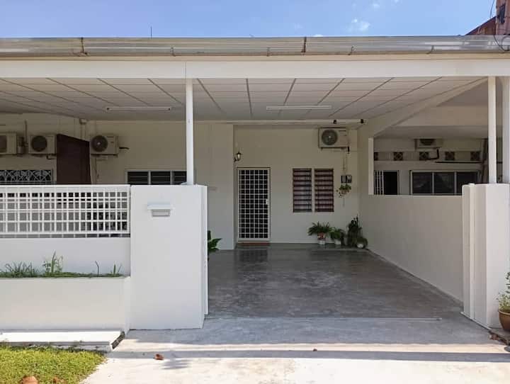Happy Cozy Cottage - Batu Pahat