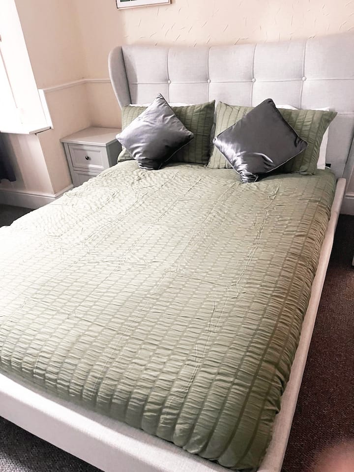 Southend |4-bedrooms |Longterm |Business |Families - Southend-on-Sea