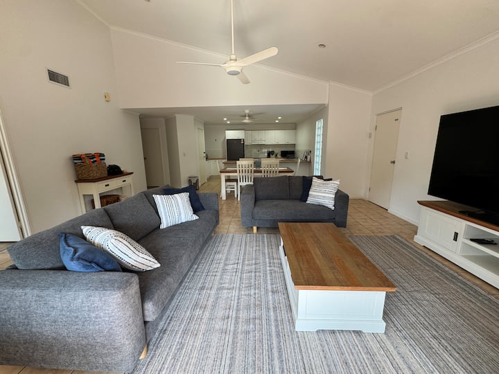 Absolute Beachfront Escape | Large Family Retreat - Coolum Beach