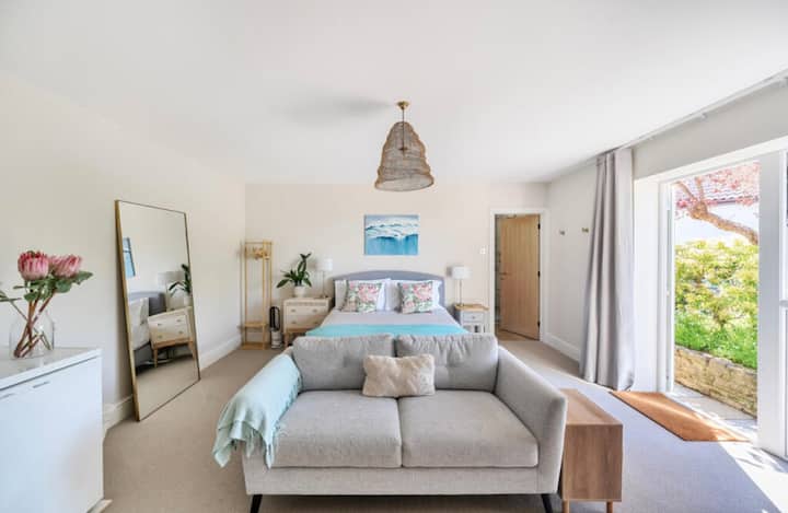 Newly Renovated Garden Suite With Huge Garden - Warminster