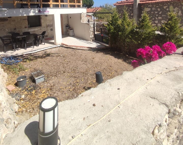 Begonvil Evleri, Bahçeli Taş Ev - Karaburun