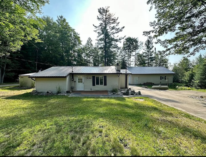 Aquarius Oasis Roscommon Home - Roscommon, MI