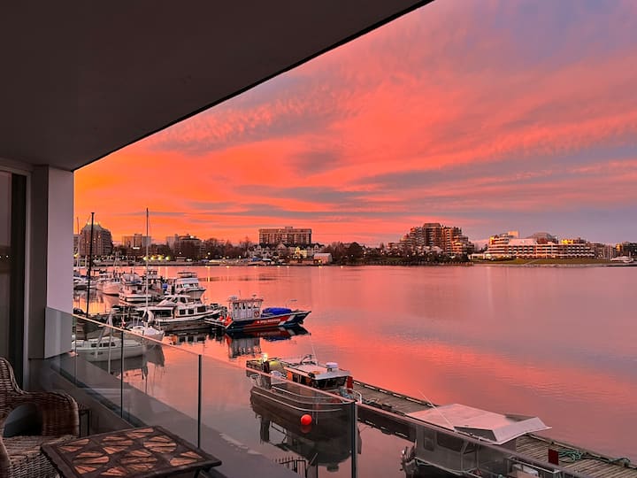 Spectacular Waterfront Executive Suite! - Victoria