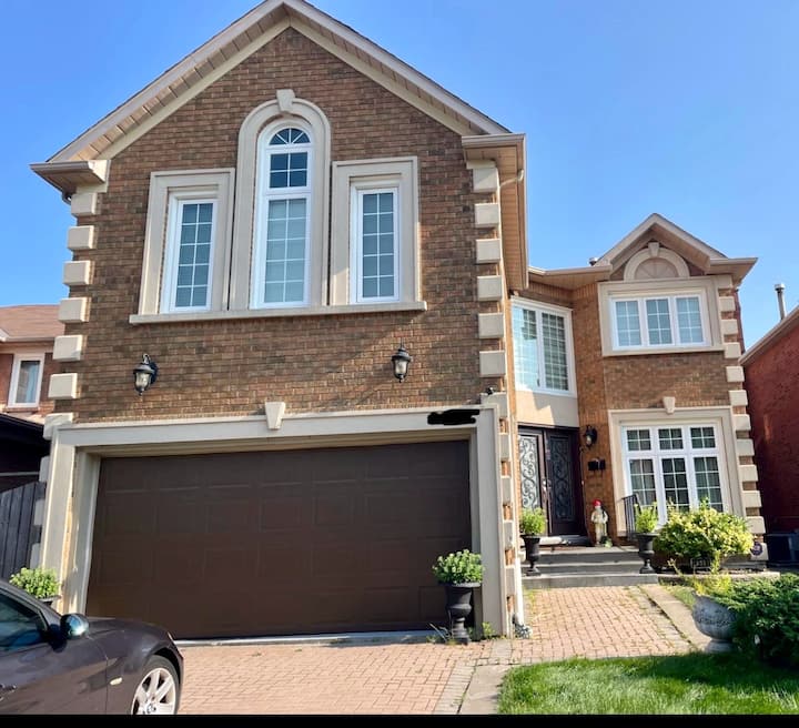 Modern Home Great For Families, Coworkers, Groups - Mississauga