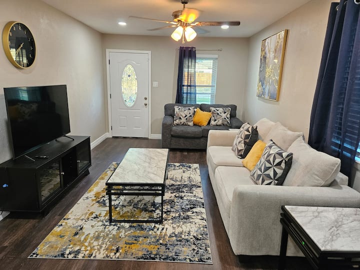 Luxury Comfort Cove/crib/high Chair! At&t/6flags - Grand Prairie, TX