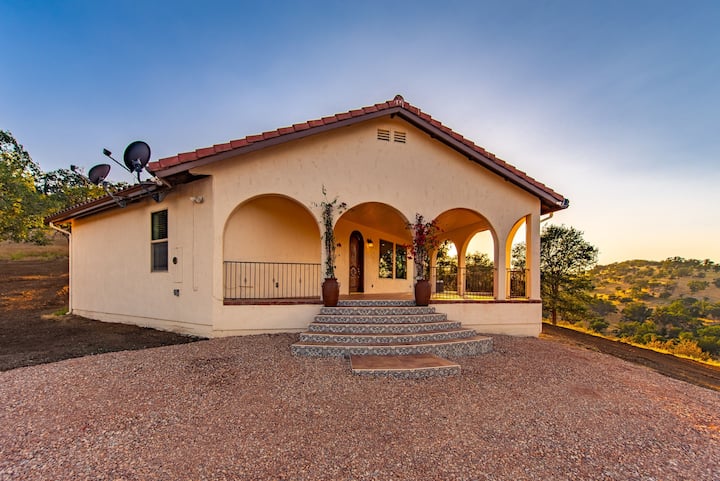 Cosy Hacienda Style Home - Tehachapi, CA
