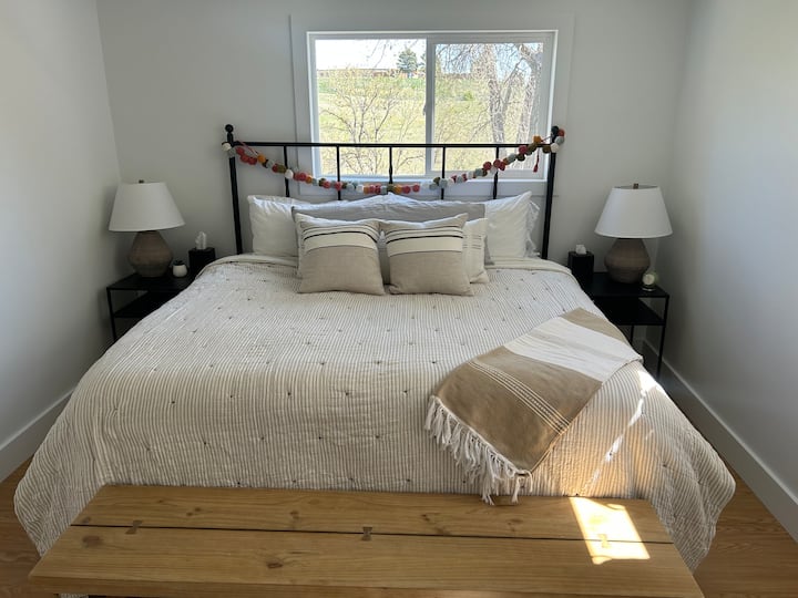 Modern Cozy Stay Near Red Rocks - Lakewood, CO