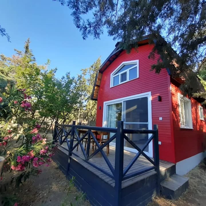 Sole Foça Kırmızı Ahşap Ev - Foça