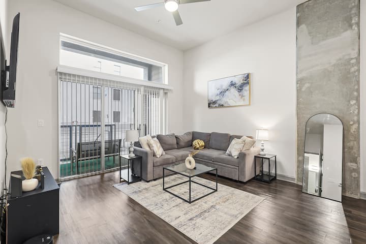 Cozy & Stylish 1br Private Balcony, Pool & Gym - South Park - Houston