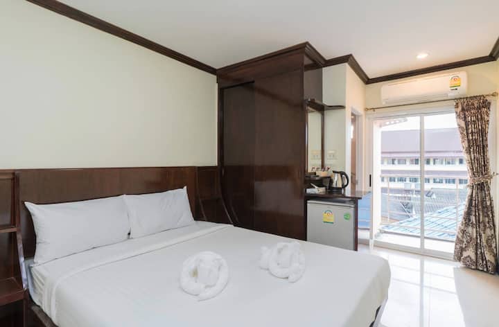 Blue Sky Beach Hotel With Queen Bed & Pool Table! - Patong