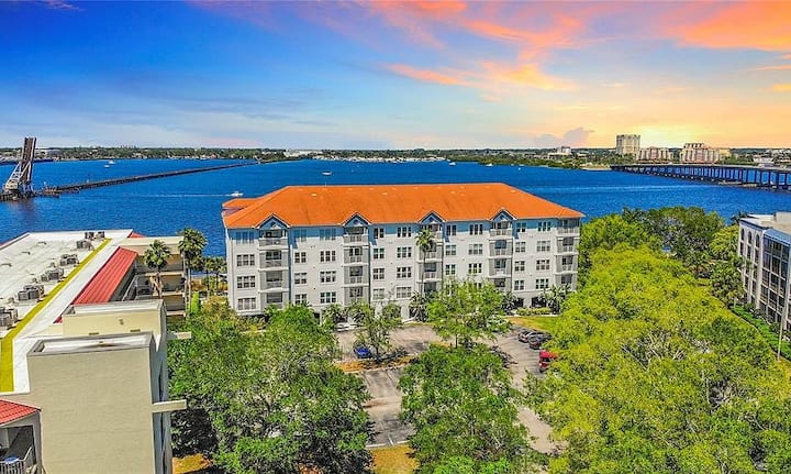 Beautiful Waterfront Condo On Bradenton Riverwalk - 布雷登頓
