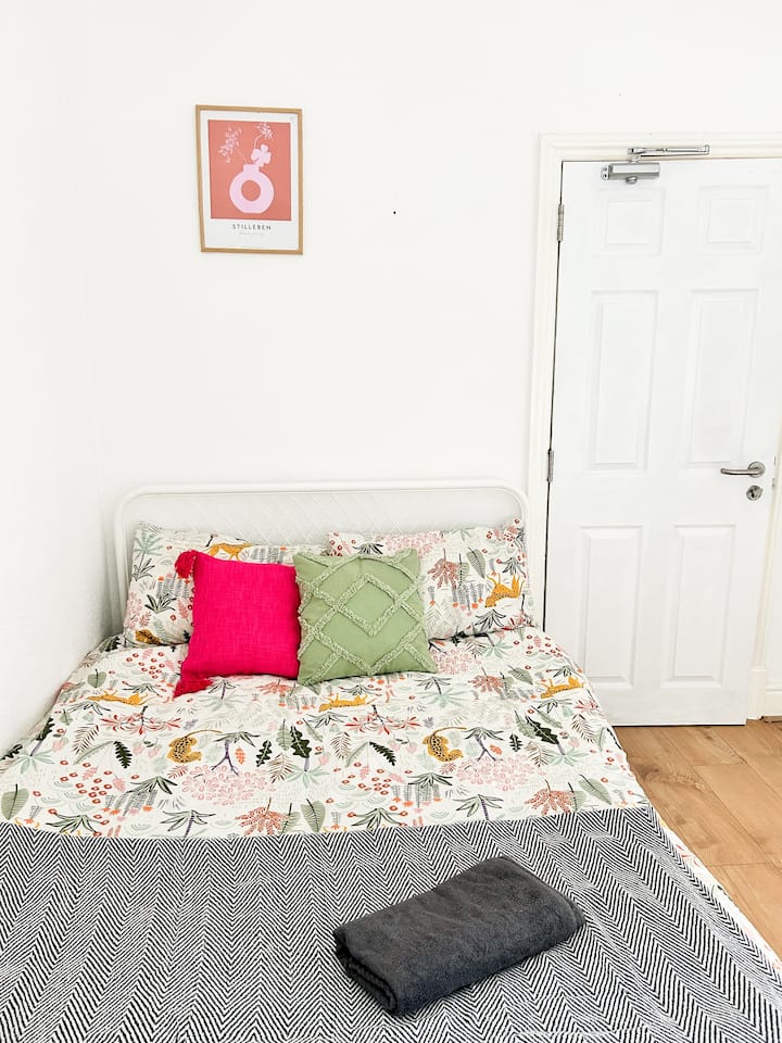 Double Room In Sleek Modern House For Your Stay - Leicester