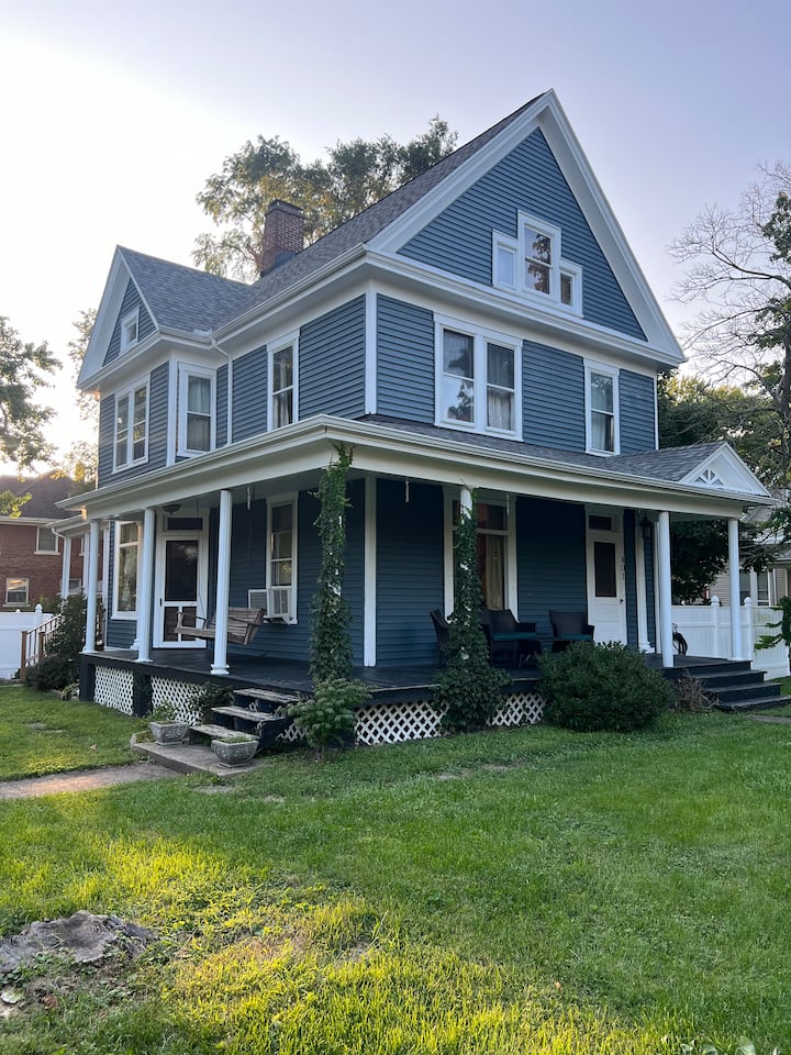 Beautiful Victorian By Downtown! - Carousel, Champaign