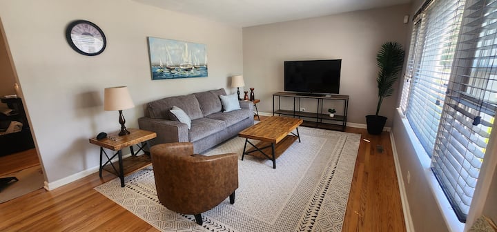Cozy Vacation Retreat - Waukegan, IL