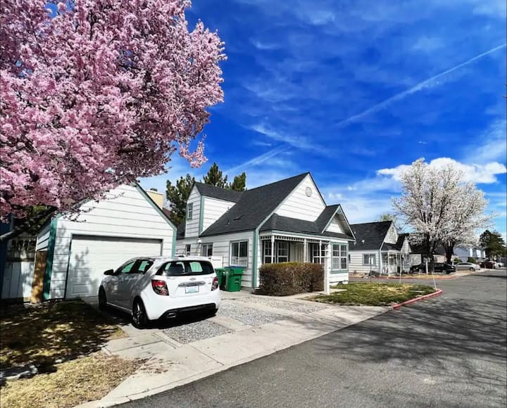 Quiet 3 Bedroom Cottage - Sparks, NV