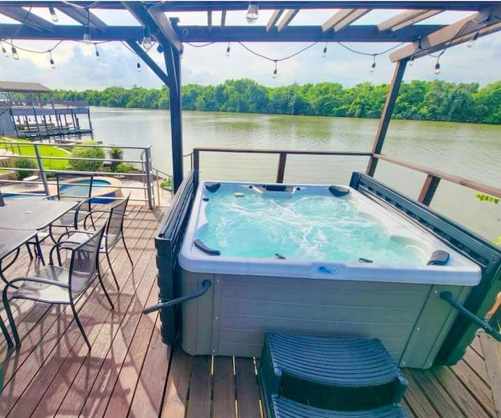 Riverfront Modern Loft - Highlands, TX