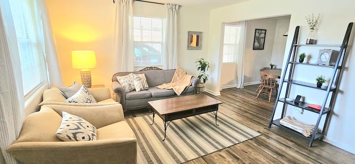 Cozy 3/1 With Large Screen Porch, 8 Min To Stadium - ジャクソンビル, FL