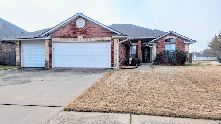 Norman Bliss: Spacious Home For 8+ - Norman, OK
