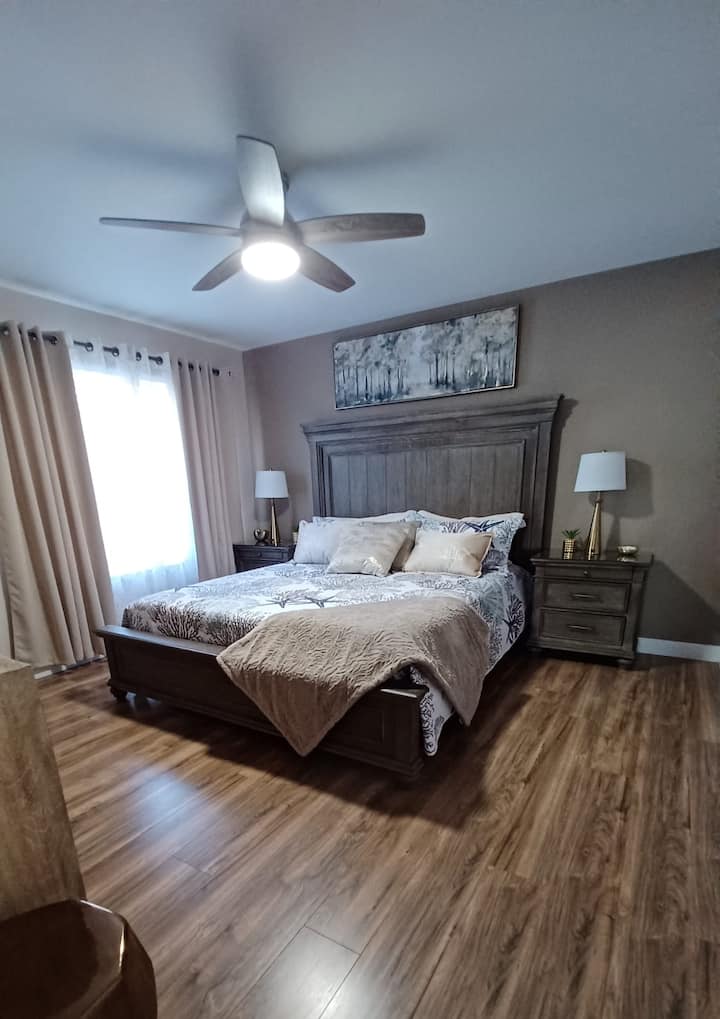 Sunny Clearwater Condo, Heated Pool, Min. To Beach - Clearwater Beach, FL