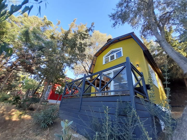 Sole Foça Sarı Ahşap Ev - Foça