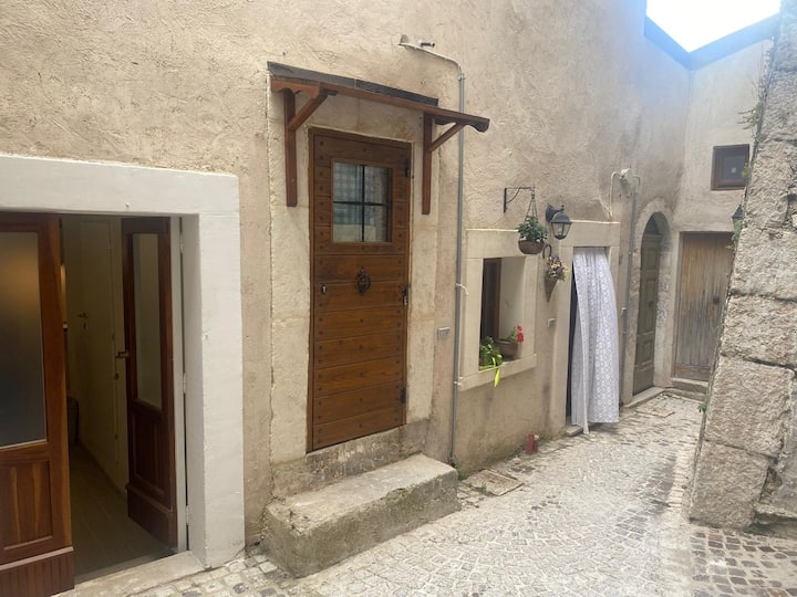 Castel Del Monte Bilocale Nel Centro Storico - Campo Imperatore