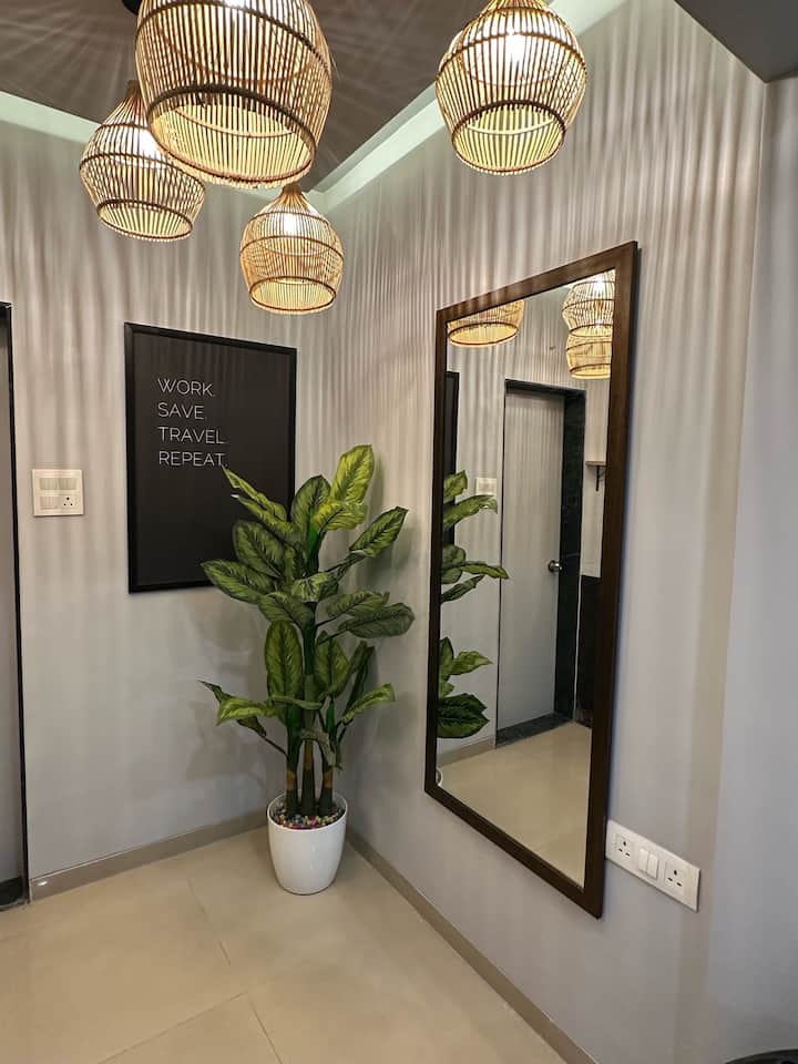 Zenn: Private Studio W Balcony | Smart Tv Wifi Ac - Pune