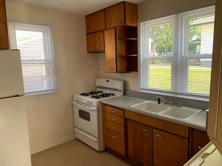 Clean & Basic 2br For Long Stays - Iowa Speedway