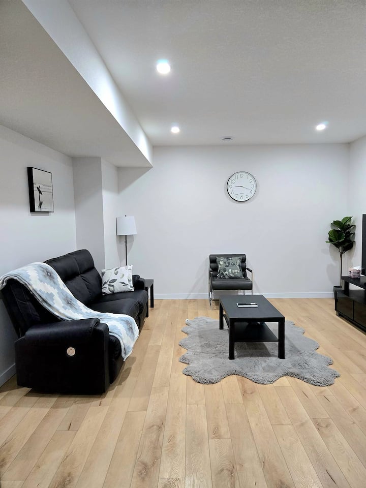 Exquisite 2-bedroom *King Bed* Close To Wem - カナダ エドモントン