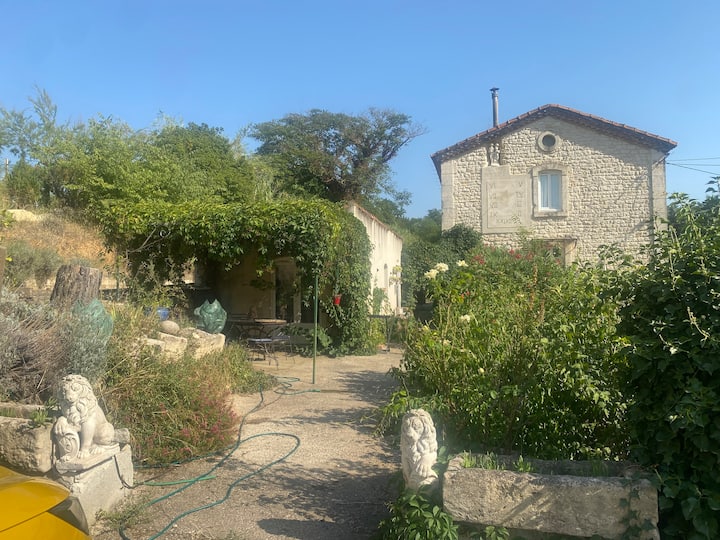 Joli Studio Situé Tarascon - Beaucaire