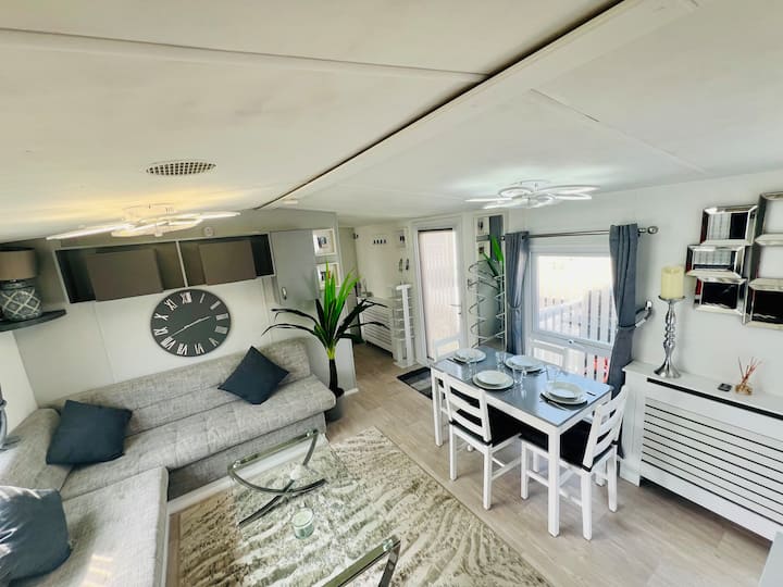 Stylish Caravan Near Clacton Beach, Coast & Town - Clacton-on-Sea