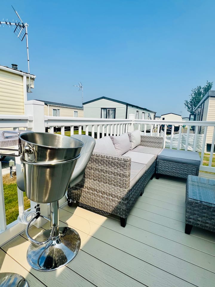 Modern Coastal Caravan Near Clacton Beach & Town - Brightlingsea