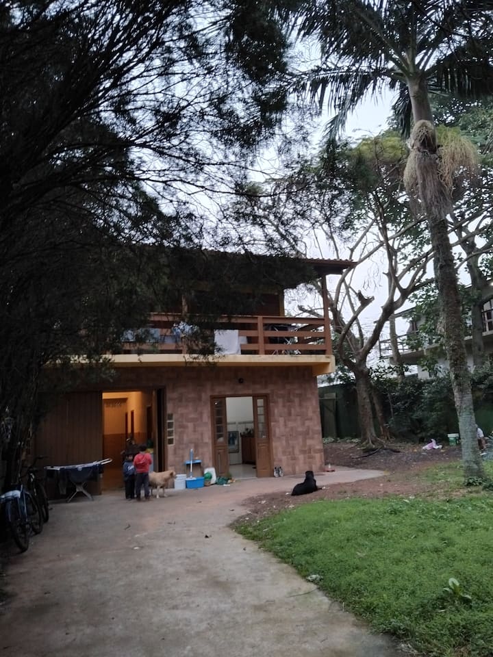 Quarto Grande, Local Tranquilo, 1.8km Da Praia - Florianópolis