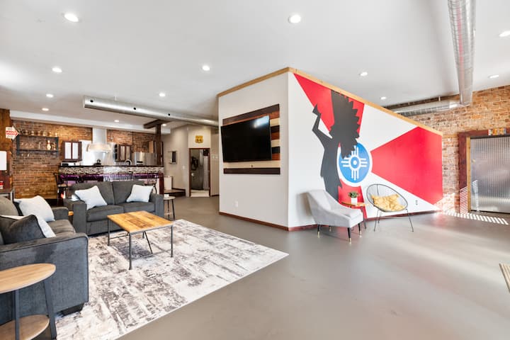 Quiet King Suit / Workspace / Near Downtown - Wichita, KS