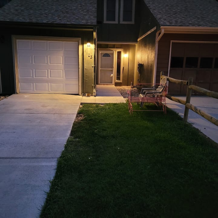 Clean & Comfortable 3 Bed 1.5 Bath Townhouse - Douglas, WY