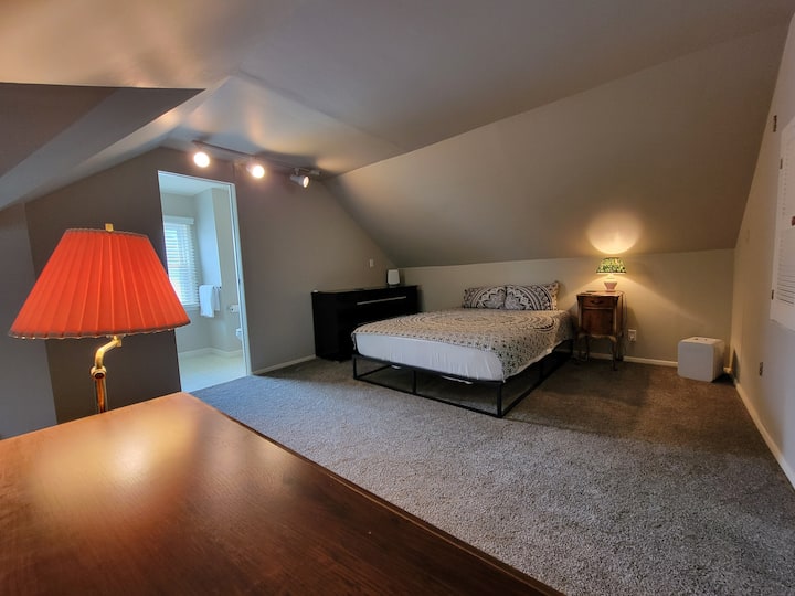 Private Loft + Full Br Suite - Chagrin Falls, OH