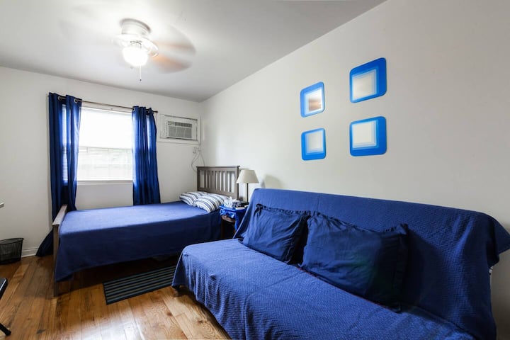The Blue Room - Comfy, Clean & Close To The City - New York City