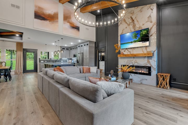 Luxe Downtown Modern - Tallahassee, FL