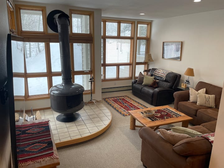 Ski Bus • 1 K 2q / 2bd 2ba • Movie Room • Hot Tub - Frisco, CO