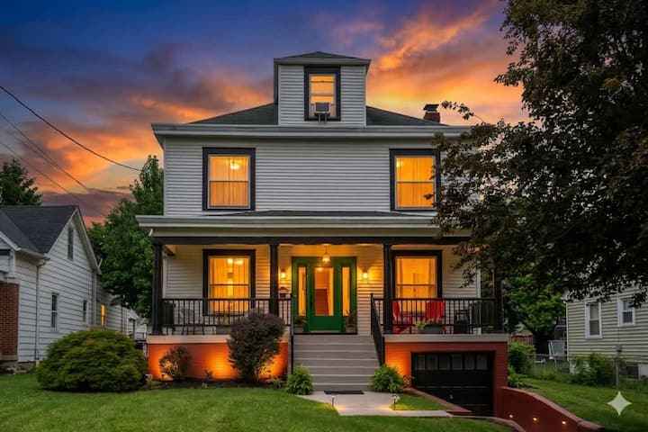 Stylish Retreat | Prime Location | Yard | Fire Pit - Louisville, KY