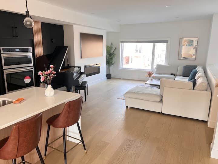 Modern Luxury 3 Bedroom House - London, ON, Canada