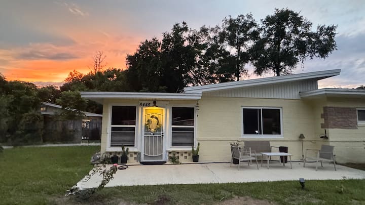 Casa Amarilla – 1950s Art Home Near Ju & Downtown - Jacksonville, FL